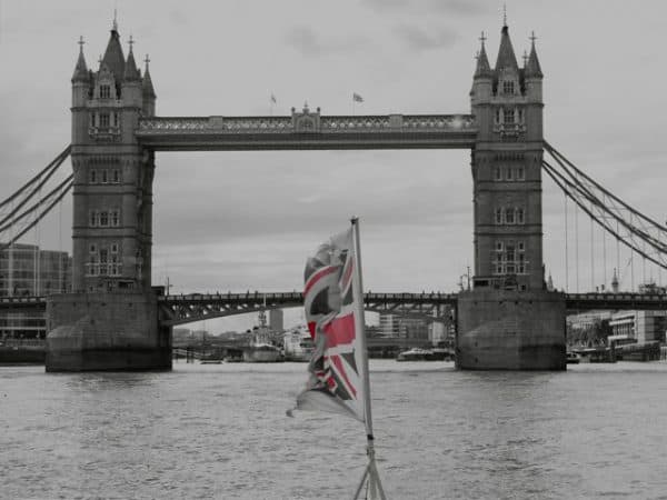 Lady in Red – Ein London Fotoessay – Sonne & Wolken